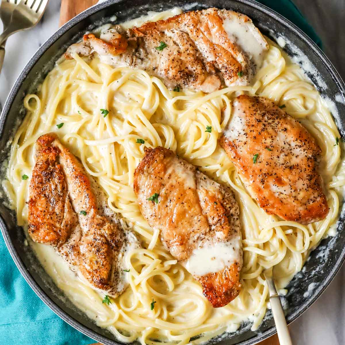 "Easy Chicken Alfredo Recipe - Creamy and Delicious"